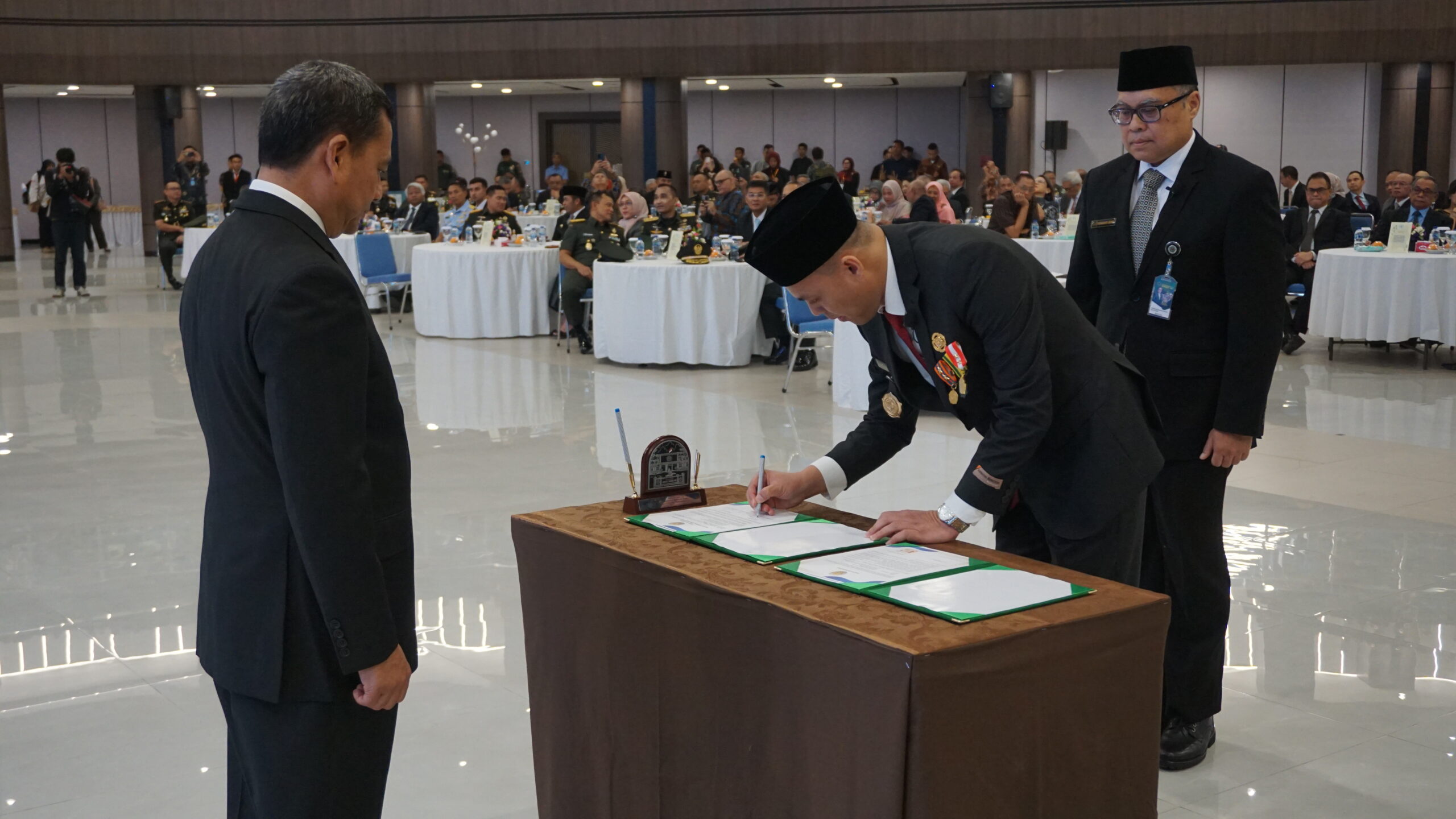 Prof. Dr. Agus Subagyo, S.IP., M.Si. Resmi Pimpin Universitas Jenderal ...