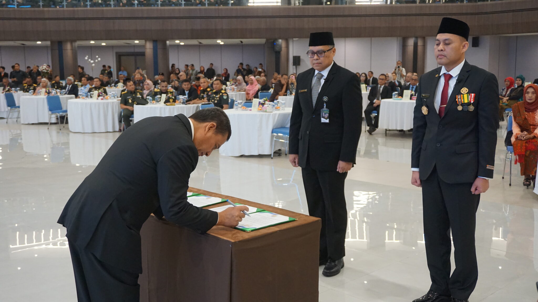 Prof. Dr. Agus Subagyo, S.IP., M.Si. Resmi Pimpin Universitas Jenderal ...